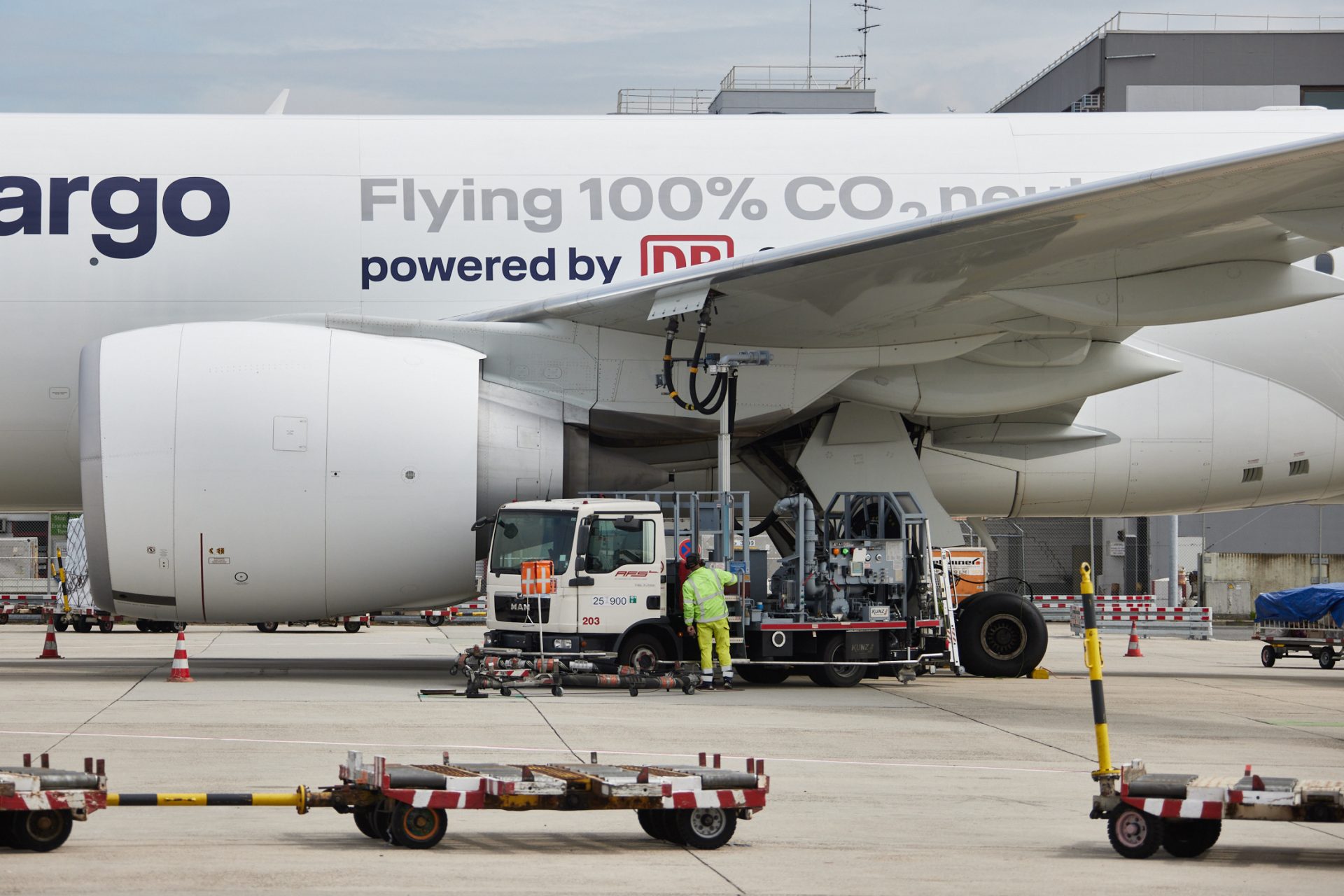 DB Schenker launches global CO2-neutral air freight offer