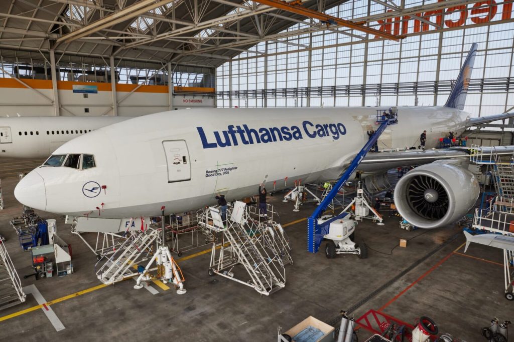 Lufthansa Cargo ปฏิบัติการเครื่องบินขนส่งสินค้าเทคโนโลยี AeroSHARK ลำ ...